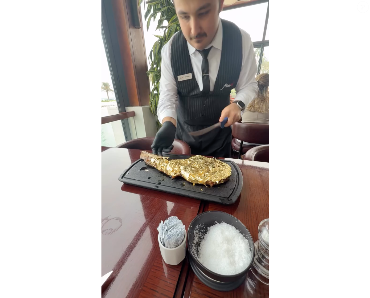 Foto: O casal também saboreou um Tomahawk Dourado, que consiste em um ...