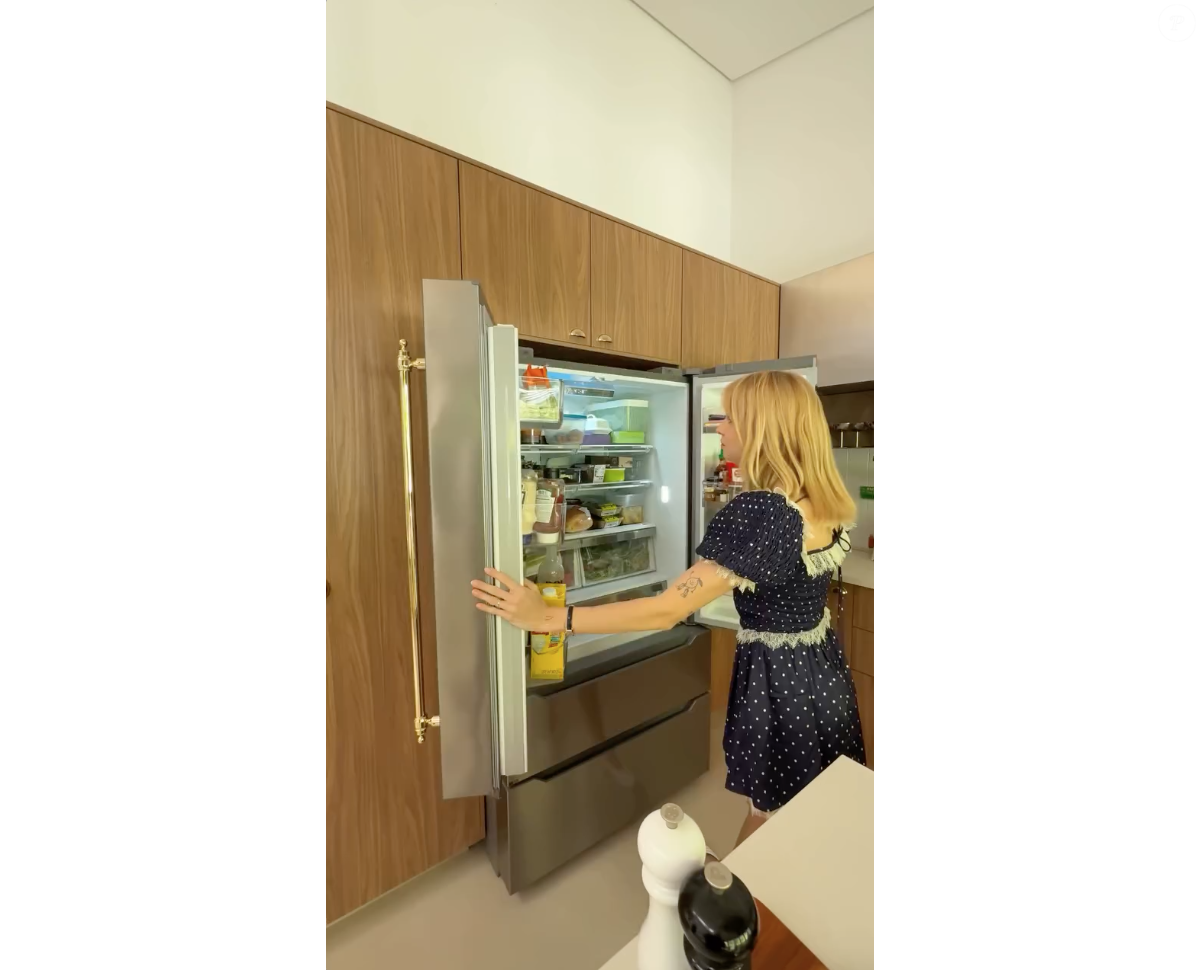 Foto: Geladeira de Isa Scherer é inverter, tem duas portas e duas ...