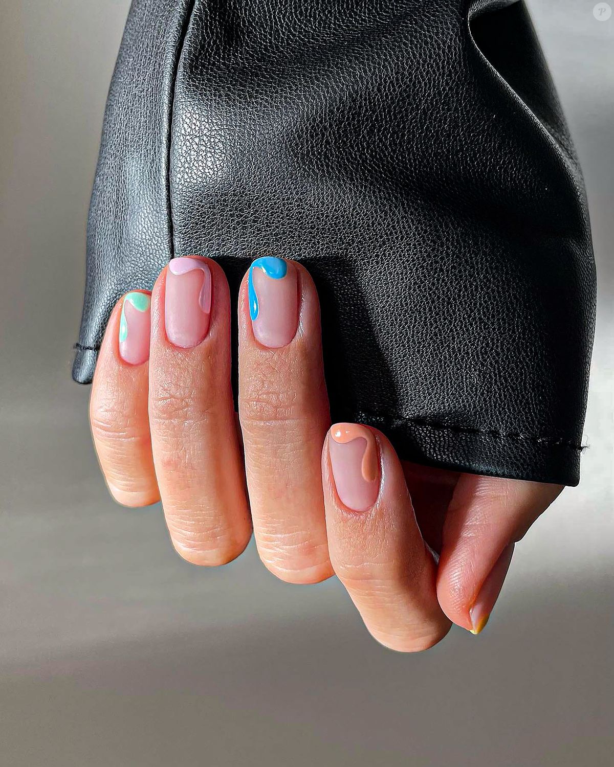 Foto: Coloridas na medida certa: unhas minimalistas que ousam com ...