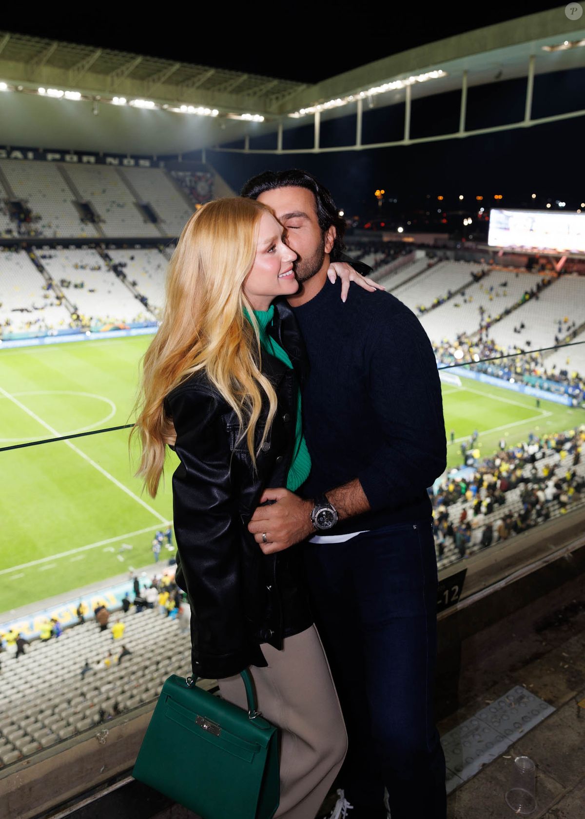 Foto: Marina Ruy Barbosa ganhou carinho do noivo, Abdul Fares, com quem ...
