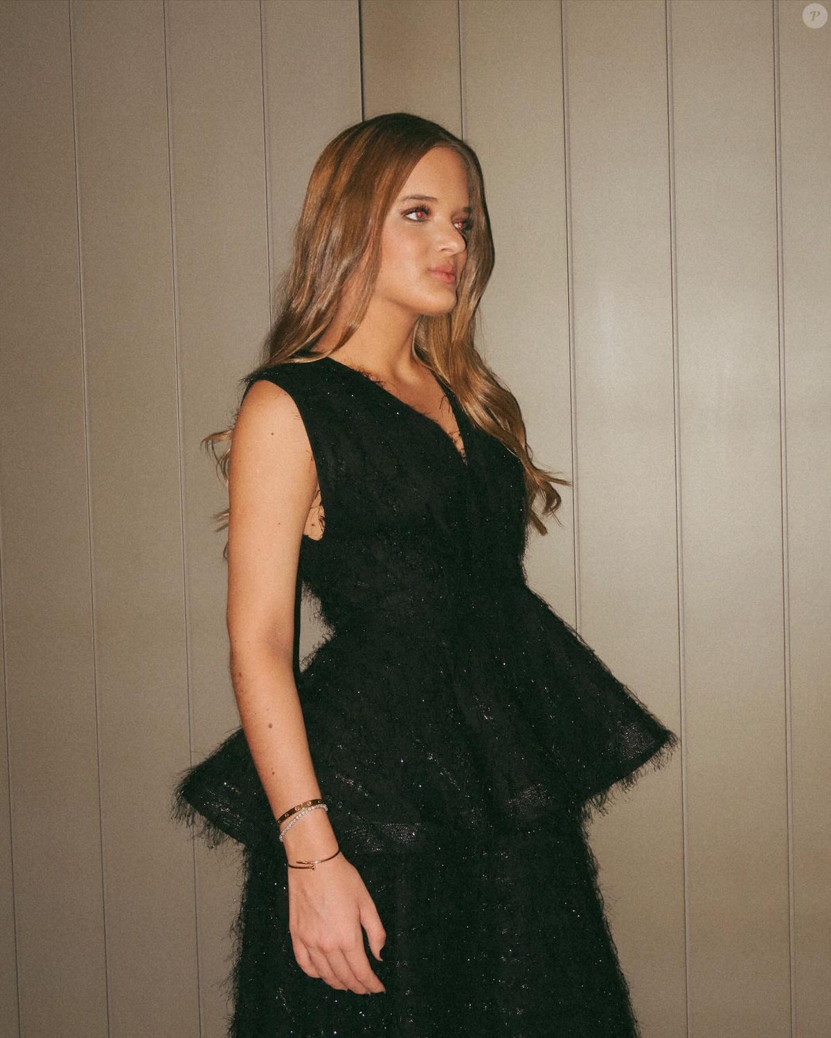 Foto: Look é "feito em chiffon transparente com plumas, com uma base de ...