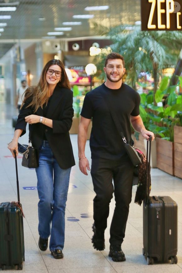 Camila Queiroz e Klebber Toledo revelam gravidez com fotos inéditas; Bruna Marquezine, Angélica ...