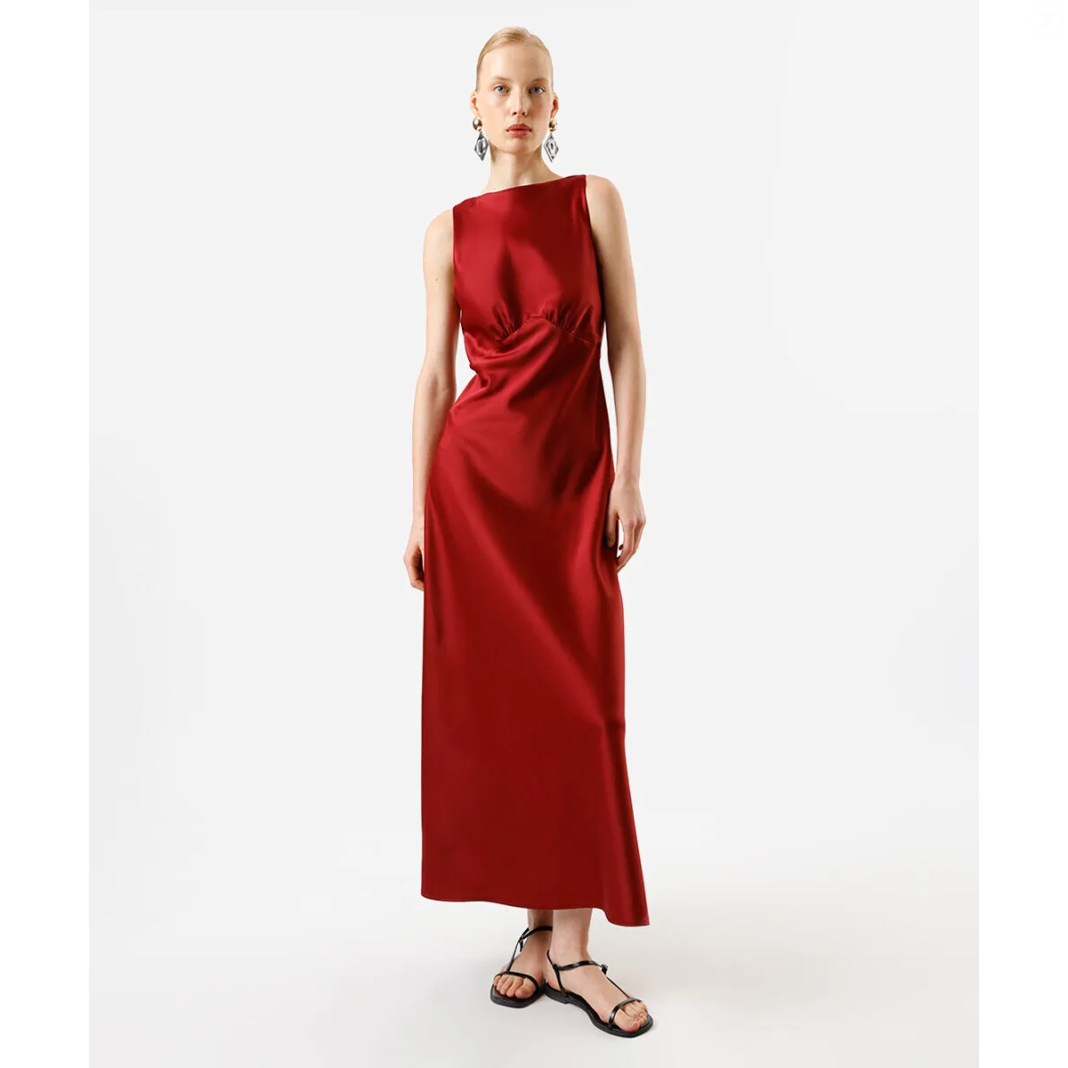 Foto: O vestido longo vinho da C&A aposta em sofisticação e impacto ...