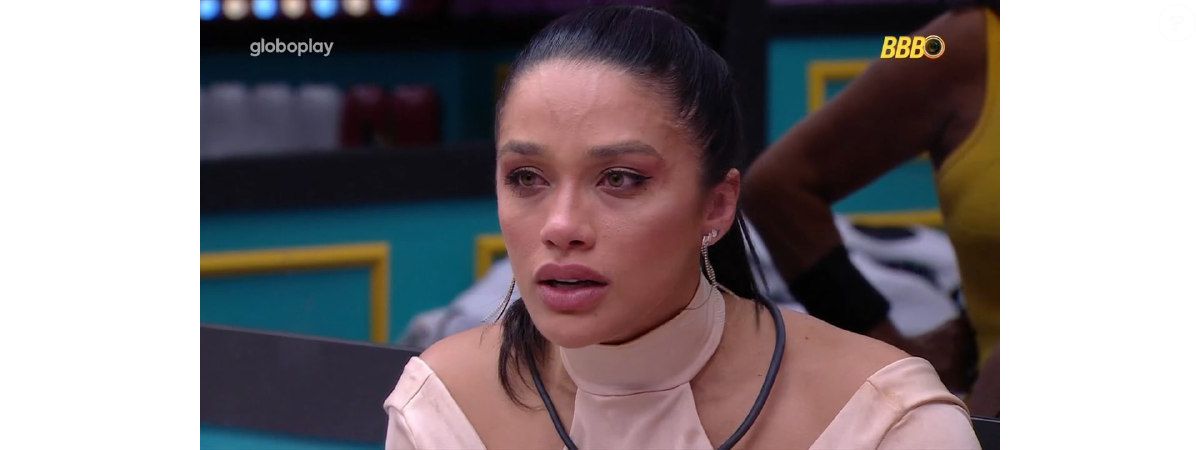 Foto: Renata também chora, enquanto consola a amiga, após almoço ...