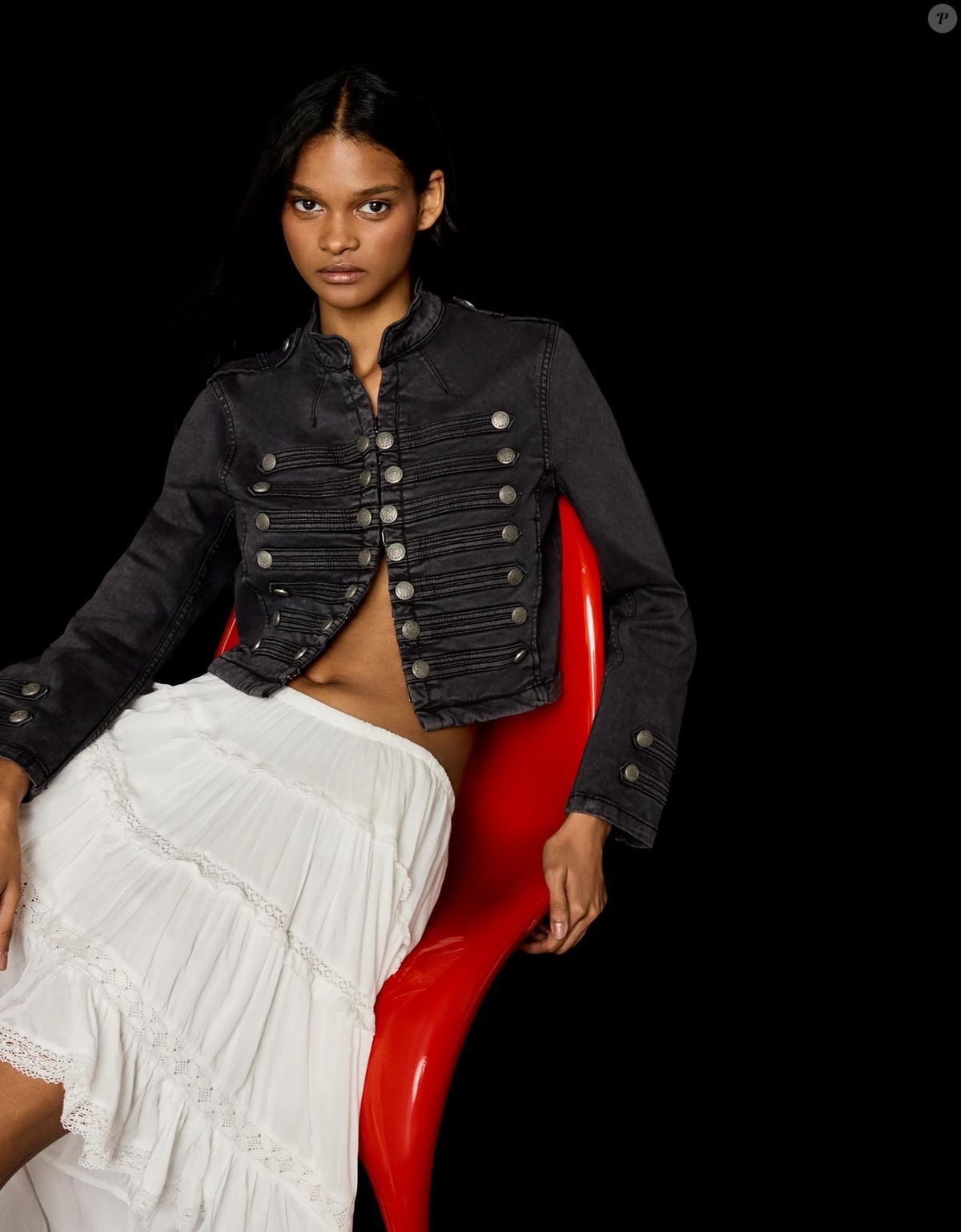 Foto: A jaqueta cropped cinza da Bershka virou queridinha entre fãs da ...