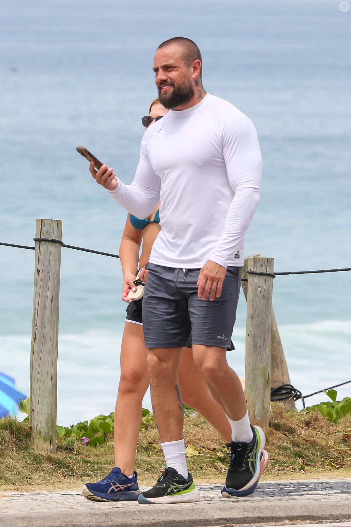 Foto: Rafael Cardoso apareceu usando um short de exercícios e uma camisa branca térmica - Purepeople