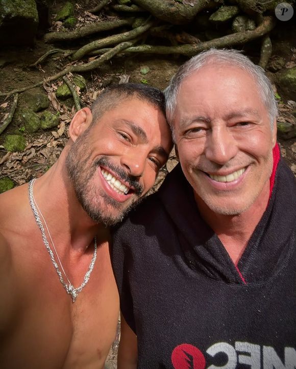 'A beleza vem de família': Cauã Reymond mostra foto rara com o pai, José, e surpreende web por ...