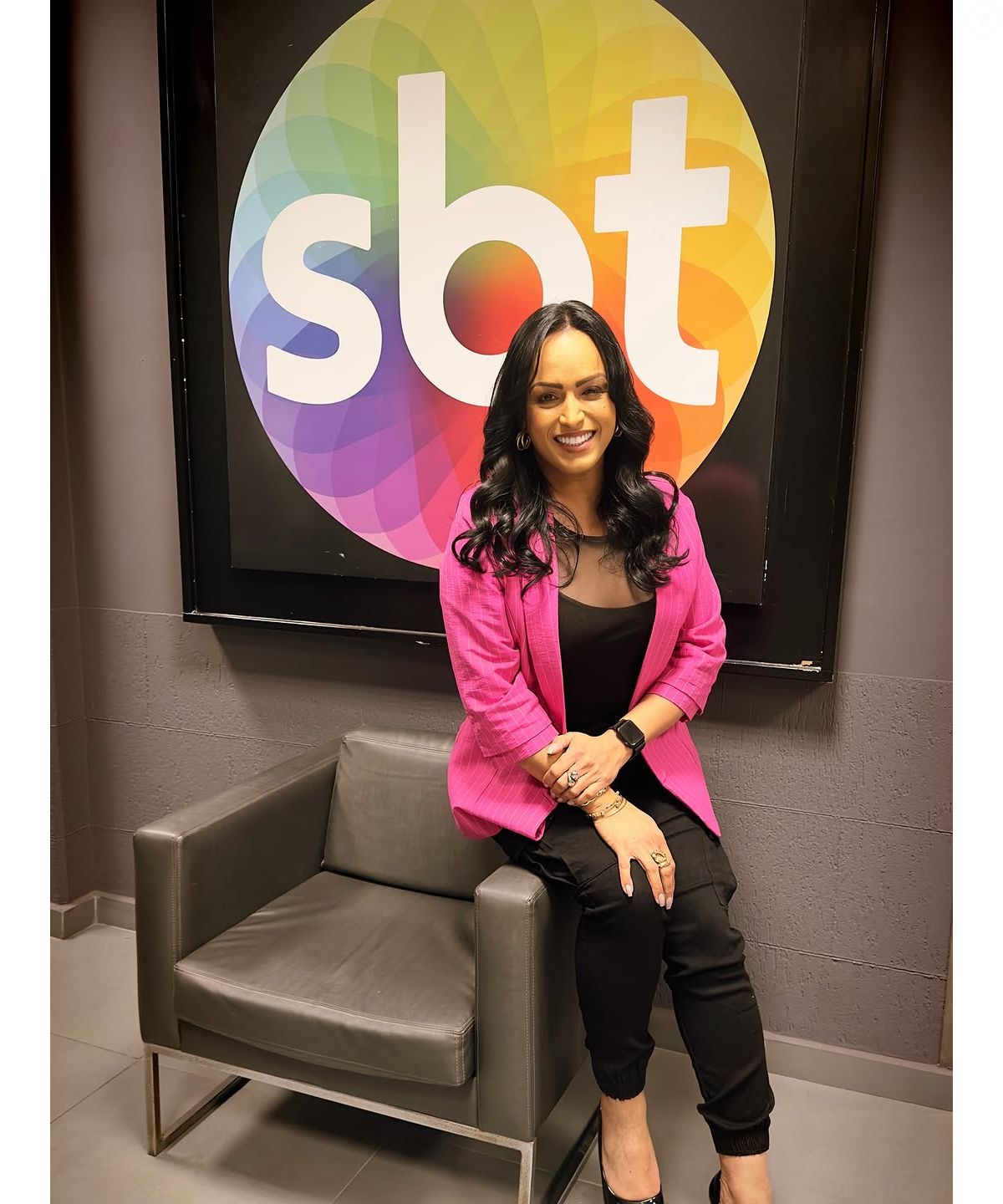 Foto: Lisa Gomes, hoje repórter do SBT, trouxe a informação à tona ...