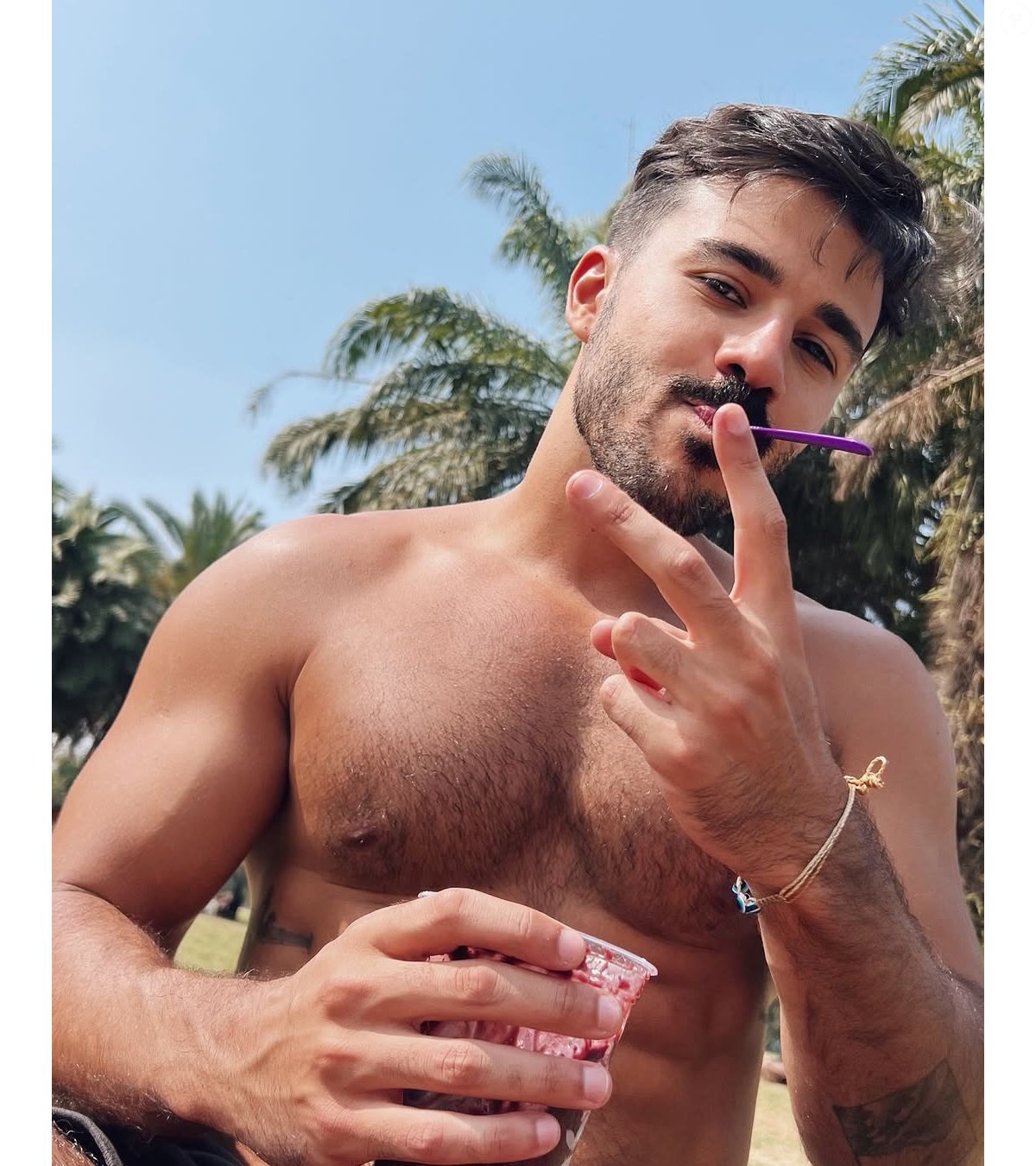 Foto: Mateus Pires viralizou no X após deixar órgão genital aparecer - Purepeople