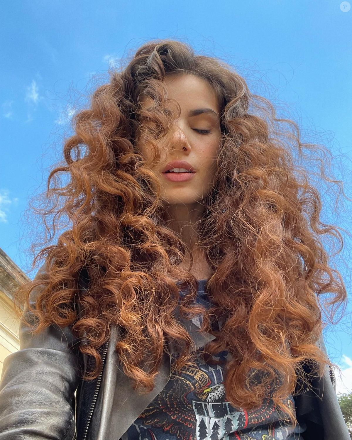 Foto: Camila Queiroz já ficou cacheada para a série 'De Volta aos 15 ...