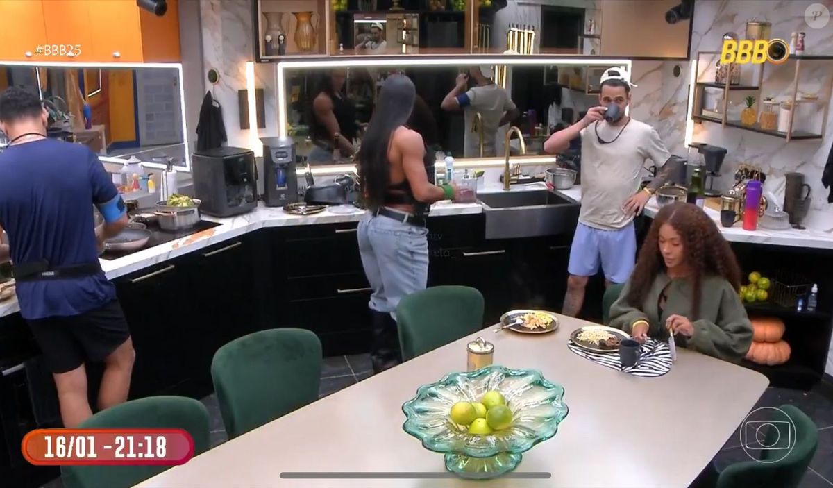 Foto: Internautas criticaram atitude de Gracyanne Barbosa ao comer ...