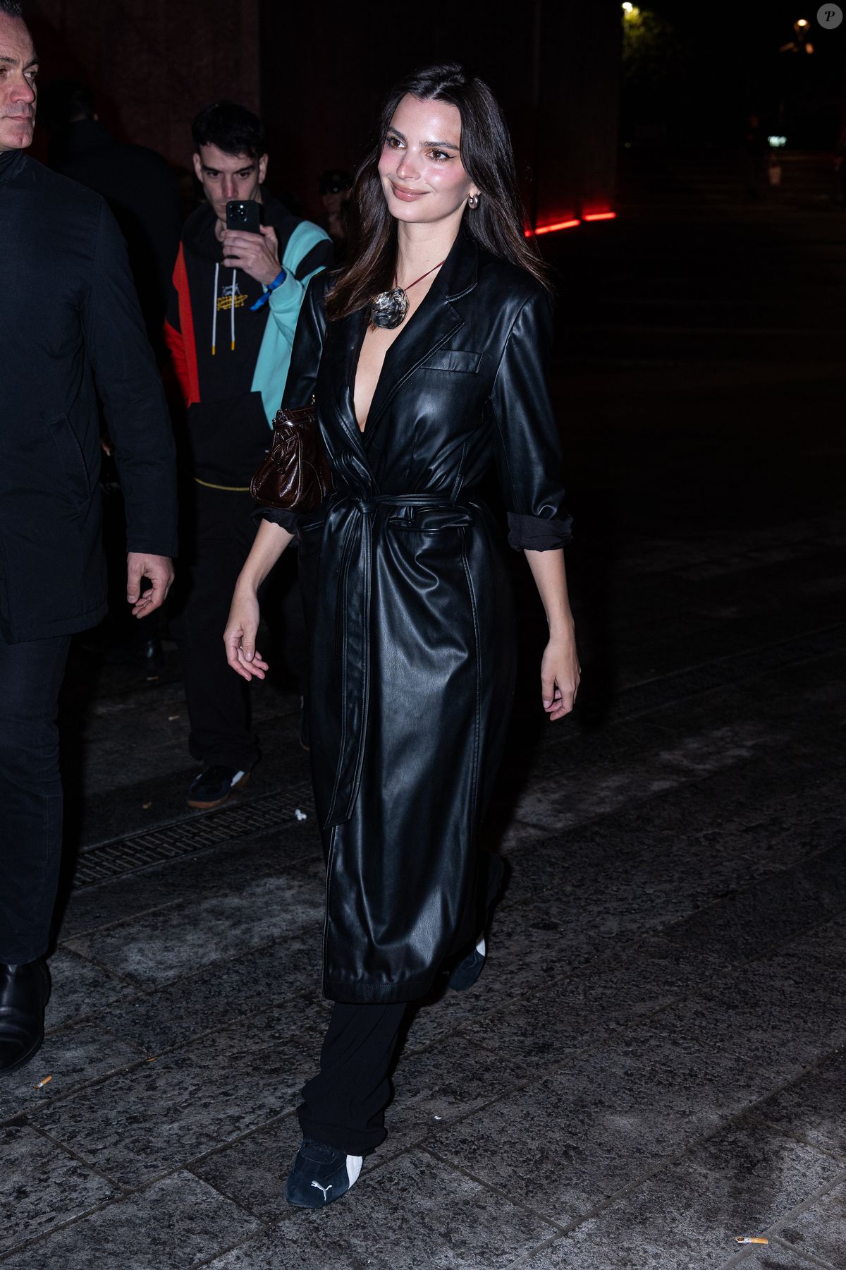 Foto: Emily Ratajkowski apostou em um sobretudo de couro longo com ...