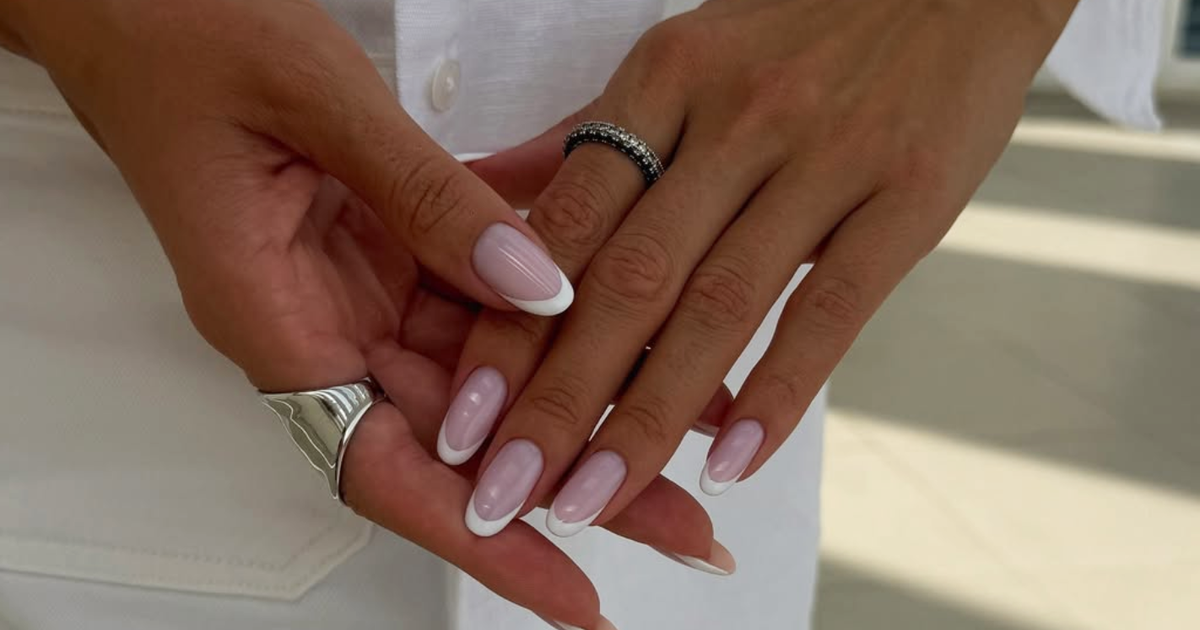 Cinco esmaltes com efeito rejuvenescedor que embelezam as mãos e ...